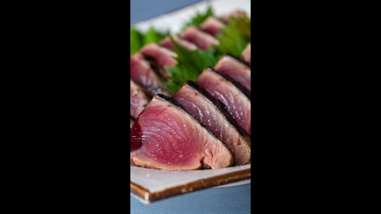 【キャンプ好き必見】BBQグリルでできちゃう！本格藁焼きカツオの塩たたき / The Best Camping Food! Fired ...
